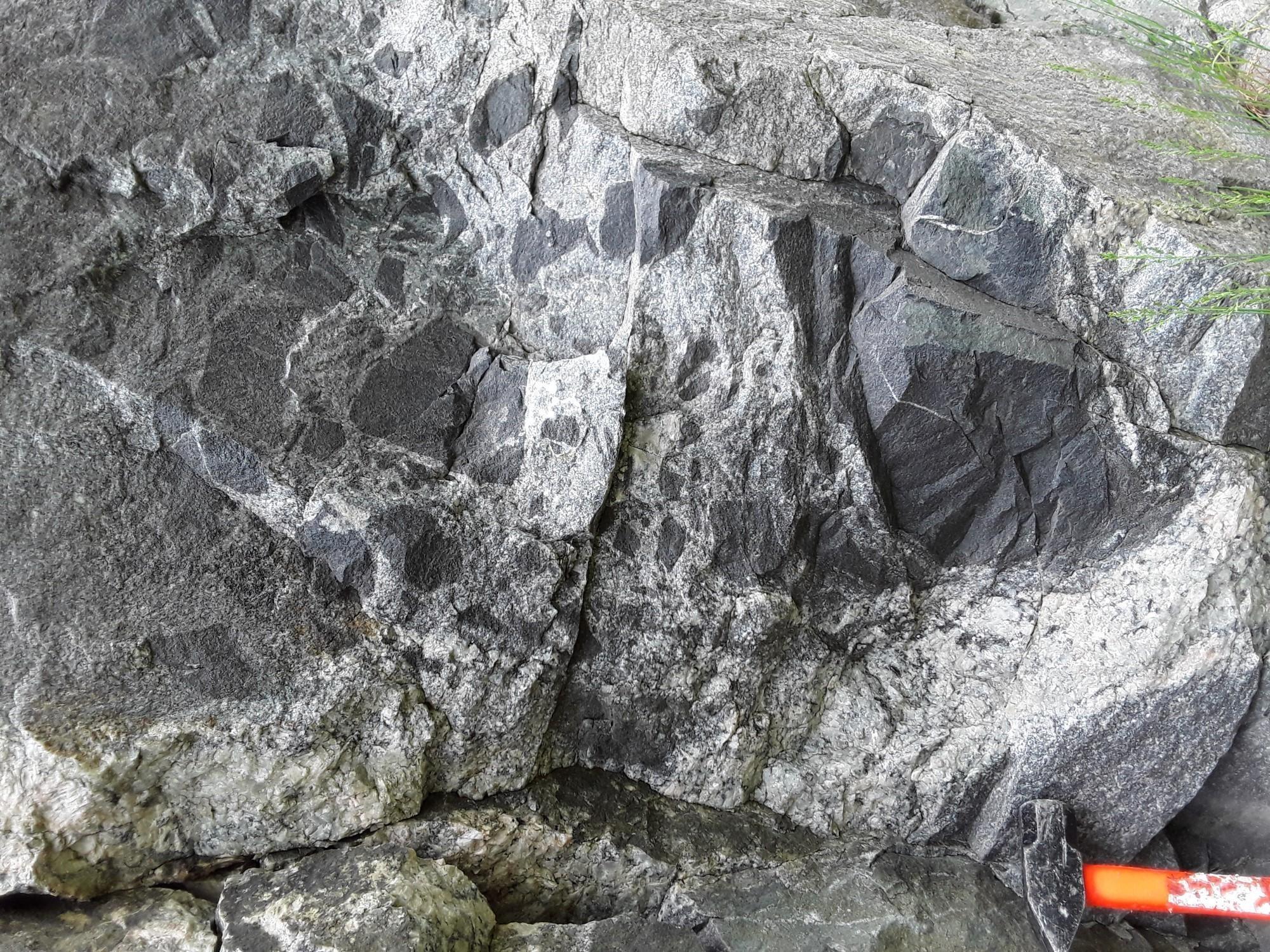 Suite intrusive de Chenaux – Géologie Québec